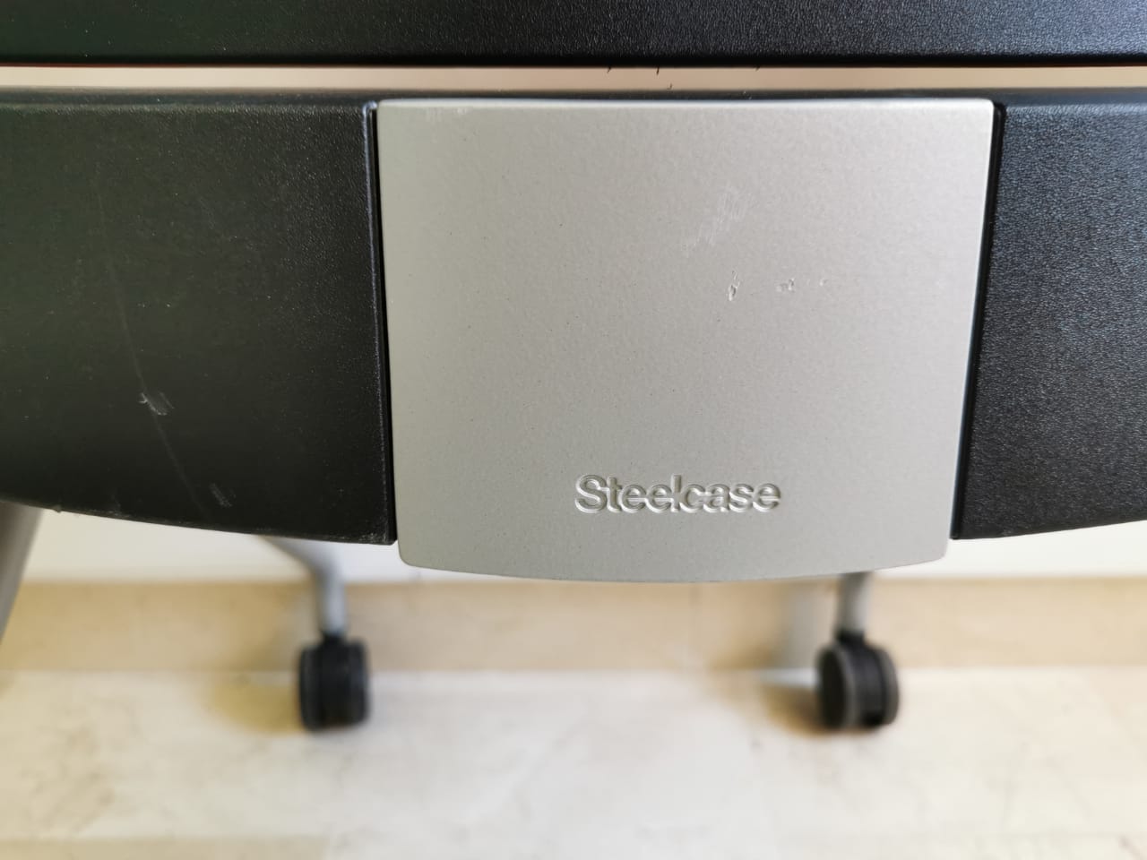 Chaise pliante please Steelcase tissus roulette - Source Annonces