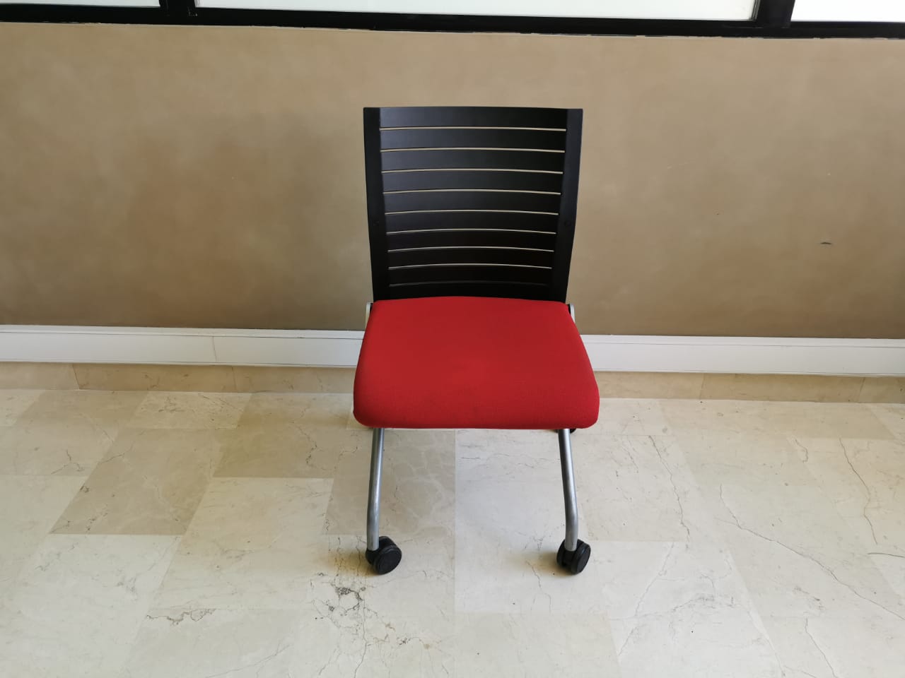 Chaise pliante please Steelcase tissus roulette - Source Annonces