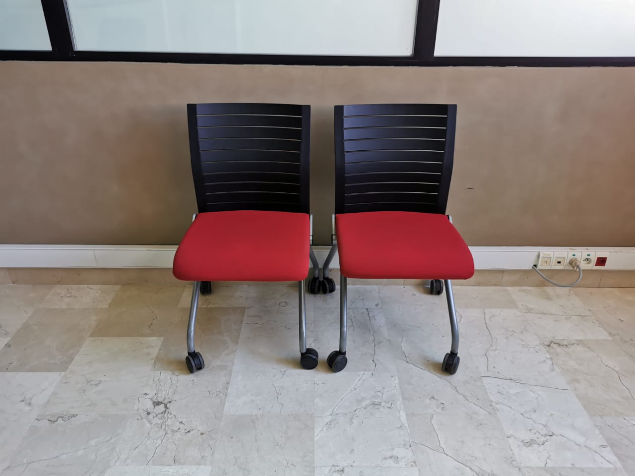 Ensemble deux chaise visiteur pliable Steelcase roulette rouge - Source ...