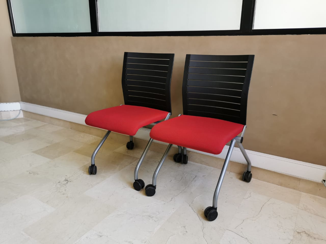 Ensemble deux chaise visiteur pliable Steelcase roulette rouge - Source ...