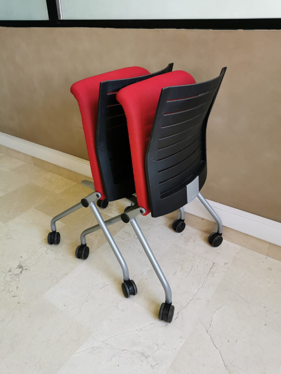 Ensemble deux chaise visiteur pliable Steelcase roulette rouge - Source ...