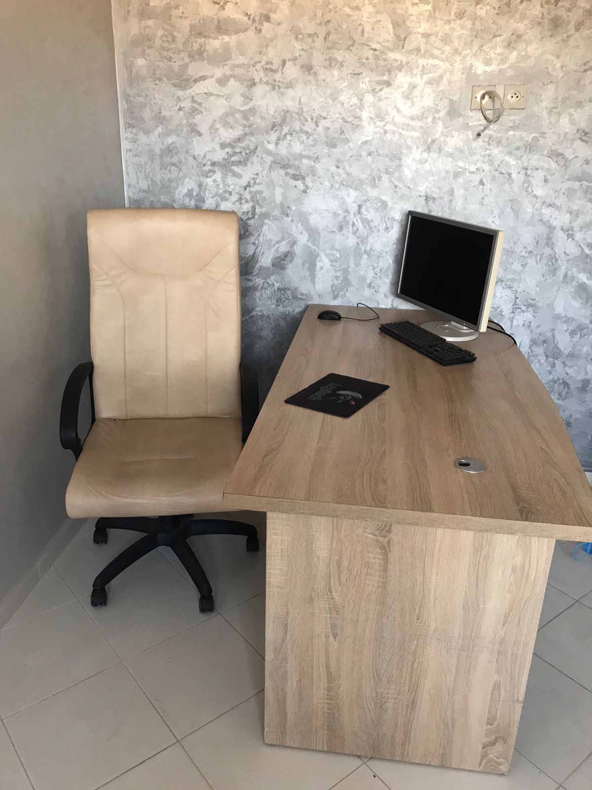 Bureau complet avec chaise et caisson - Source Annonces